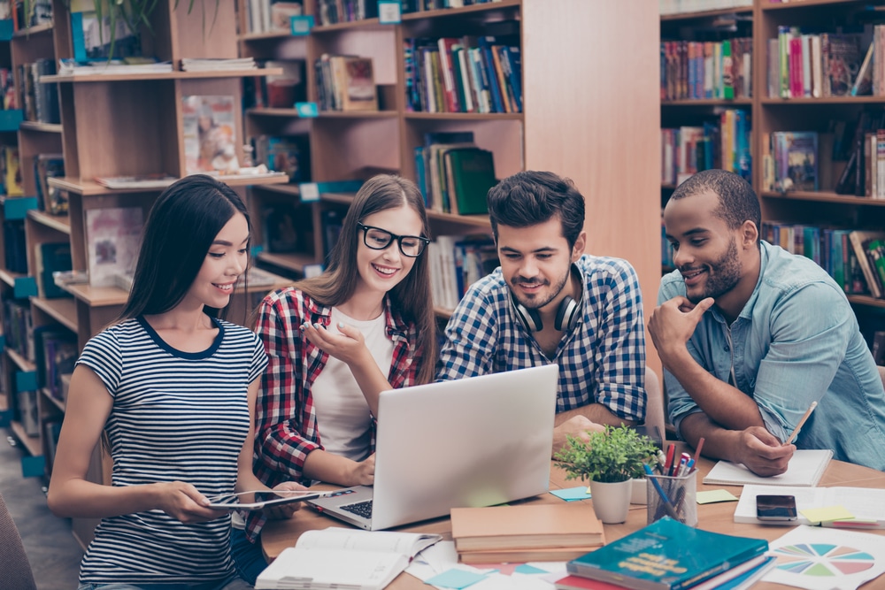 15 Leadership Programs for High School Students | AdmissionSight